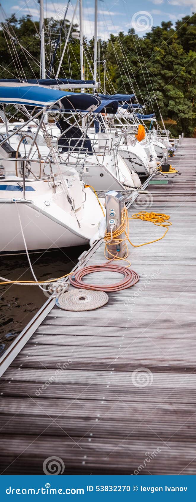 Barcos en el muelle foto de archivo. Imagen de canal - 53832270