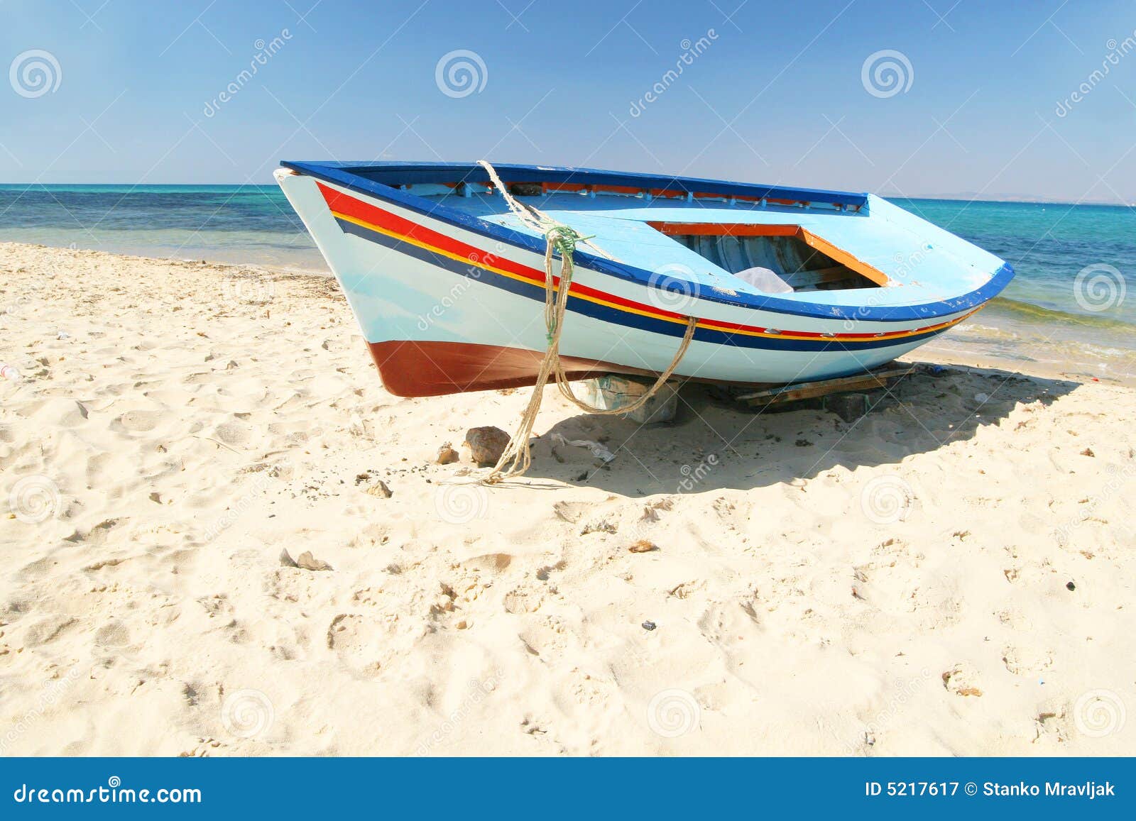 Barcos en la playa imagen de archivo. Imagen de color - 5217617