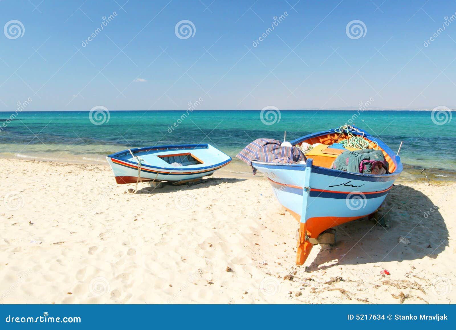 Barcos en la playa foto de archivo. Imagen de verano, fondo - 5217634