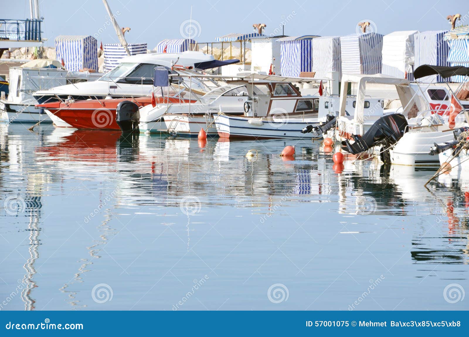 Barcos en rompeolas imagen de archivo. Imagen de objetos - 57001075