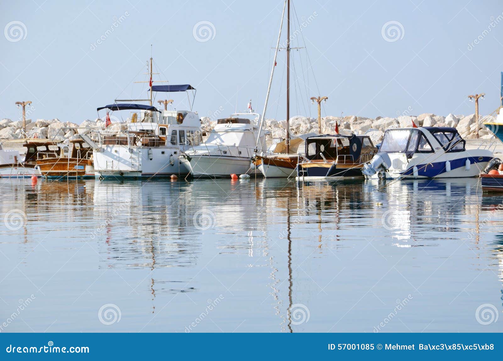 Barcos en rompeolas imagen de archivo. Imagen de lujo - 57001085