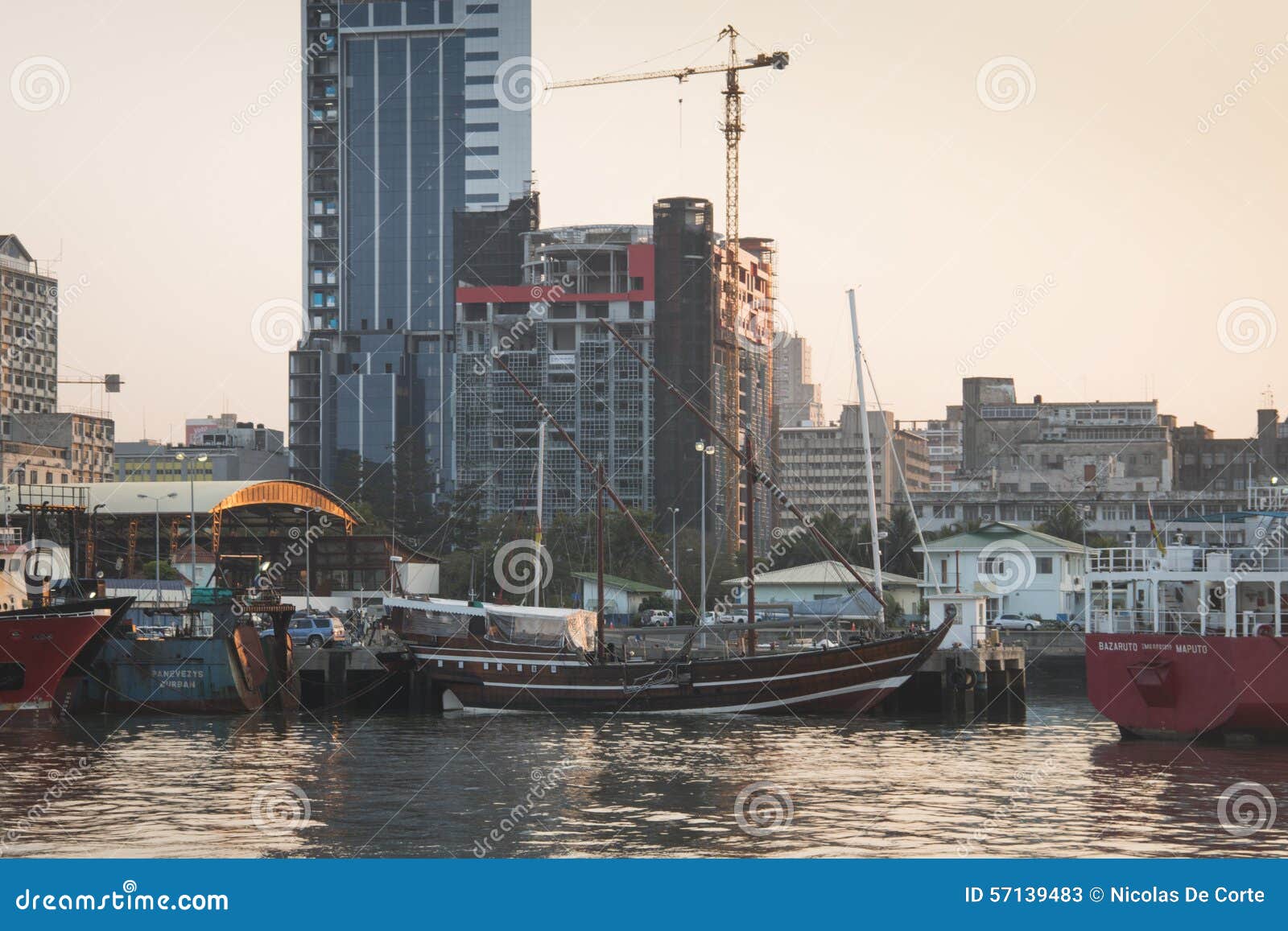 Barcos no porto de Maputo foto de stock editorial. Imagem de navio ...
