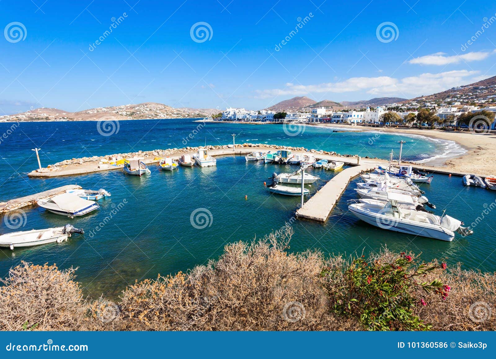 Barcos no porto de Paros foto de stock. Imagem de mediterrâneo - 101360586