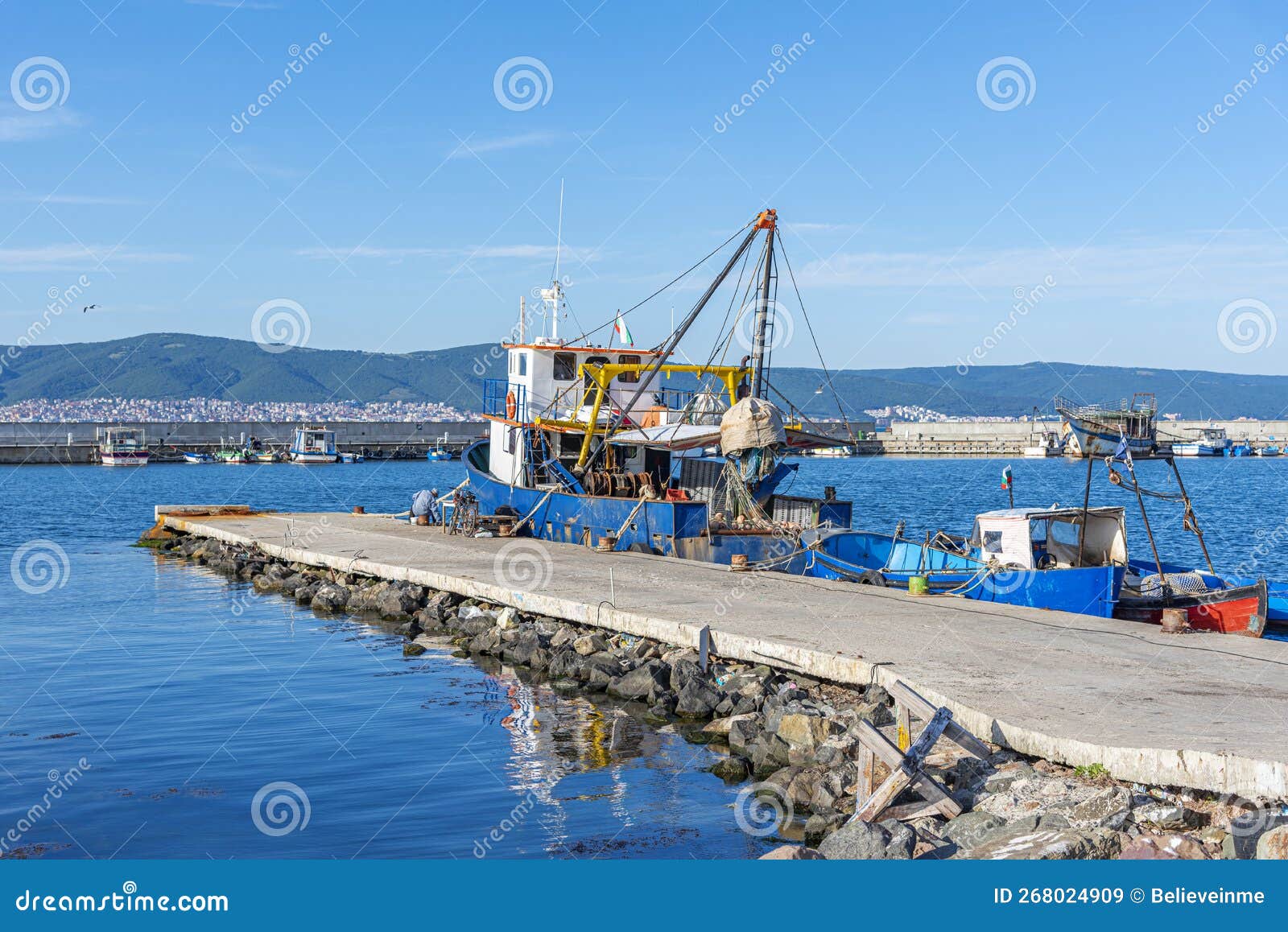 Barcos Pesqueros De Mar En El Muelle. Imagen de archivo - Imagen de ...