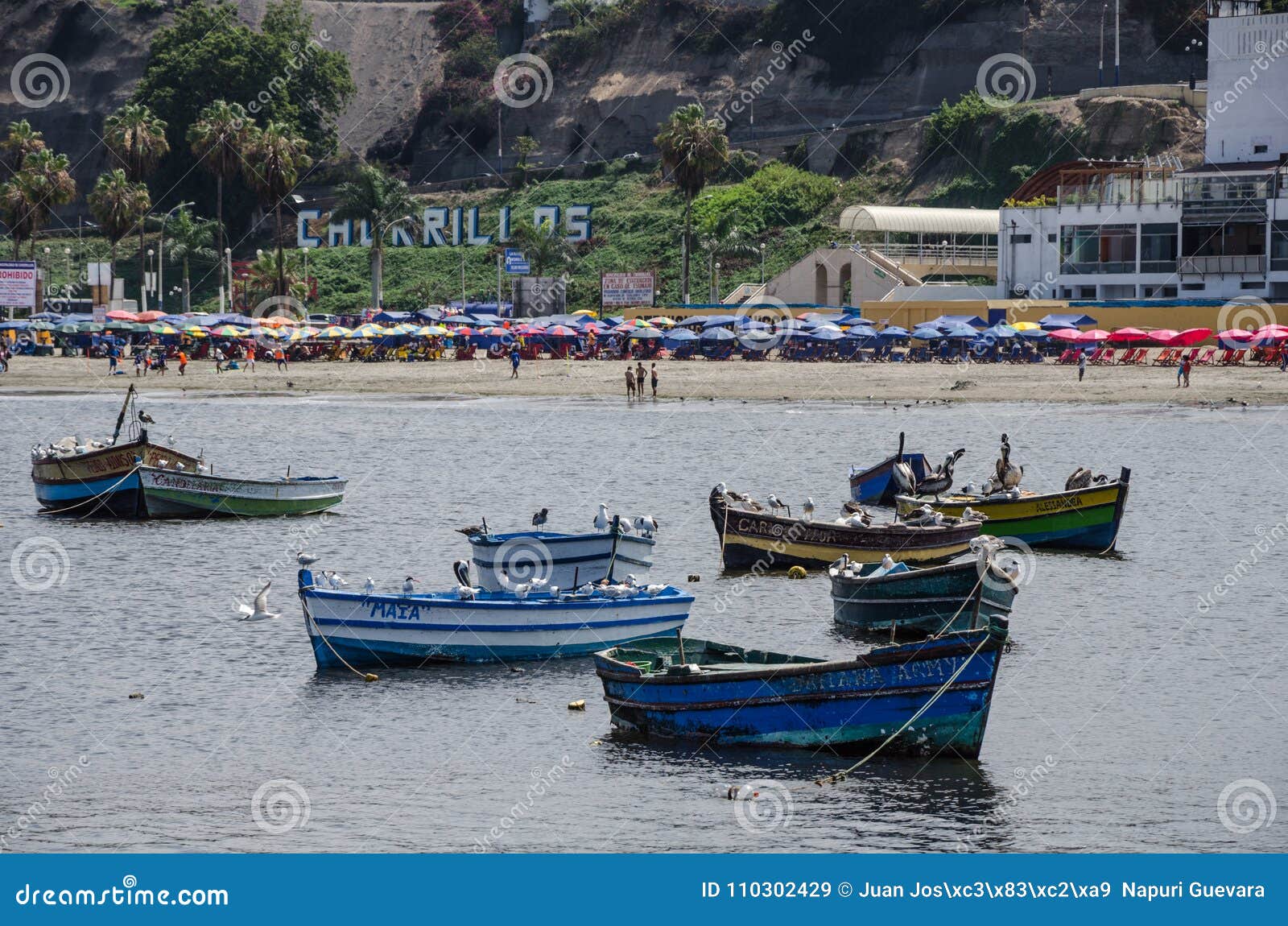 Barcos, playa y Lima imagen de archivo editorial. Imagen de fondo ...
