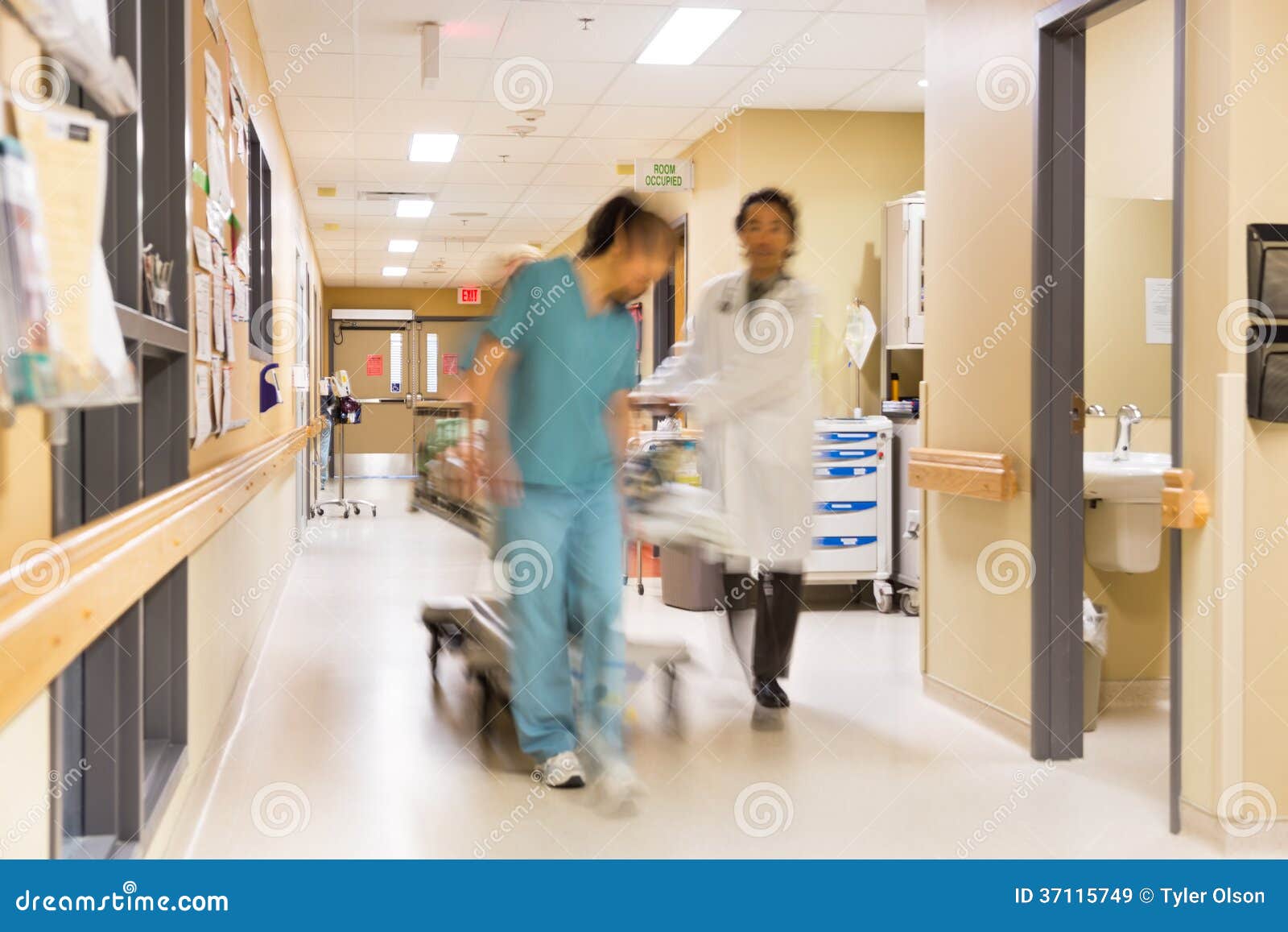 Barella Del Dottore and Nurse Pulling in Ospedale Immagine Stock ...