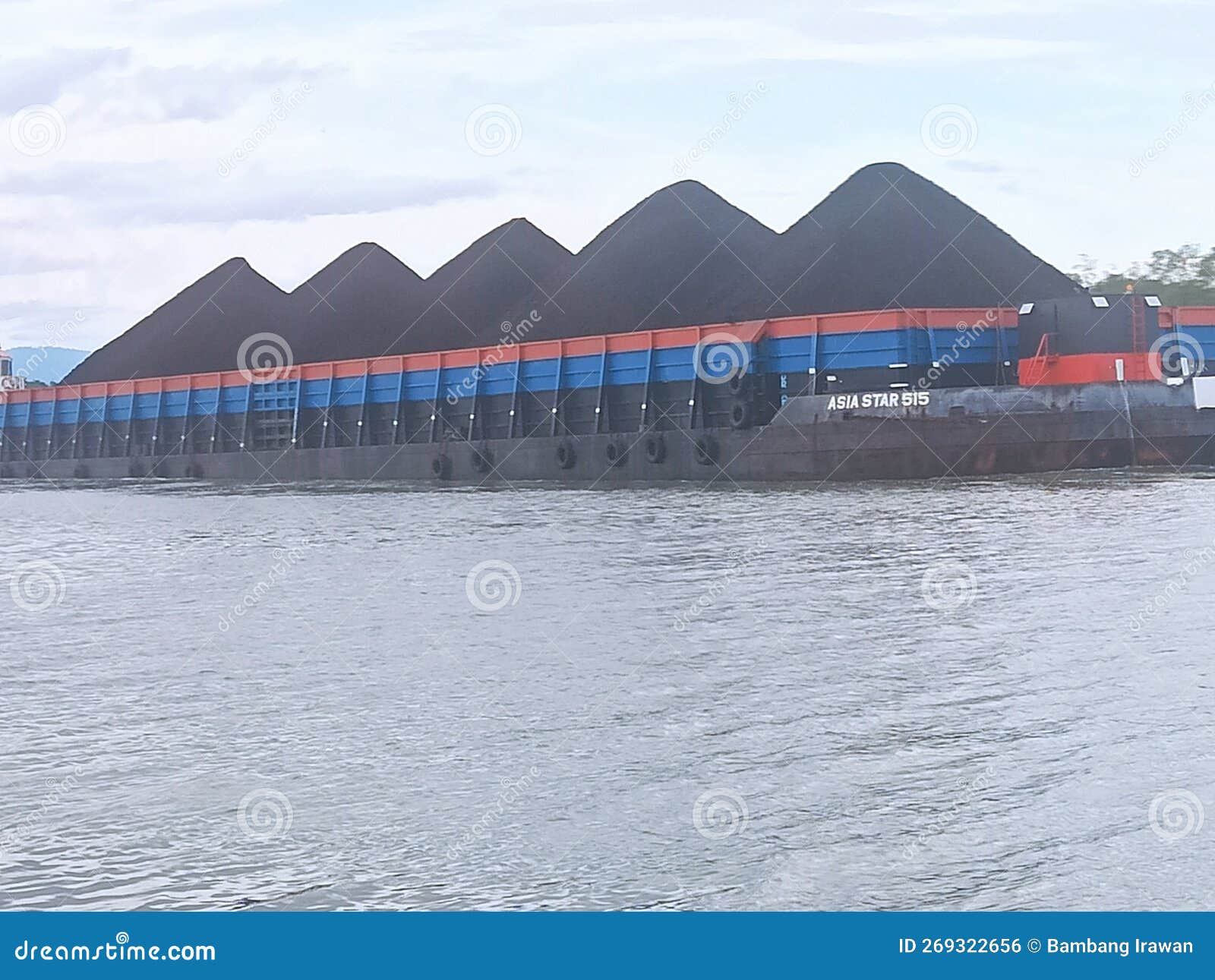 Barging shipping coals editorial photo. Image of coals - 269322656