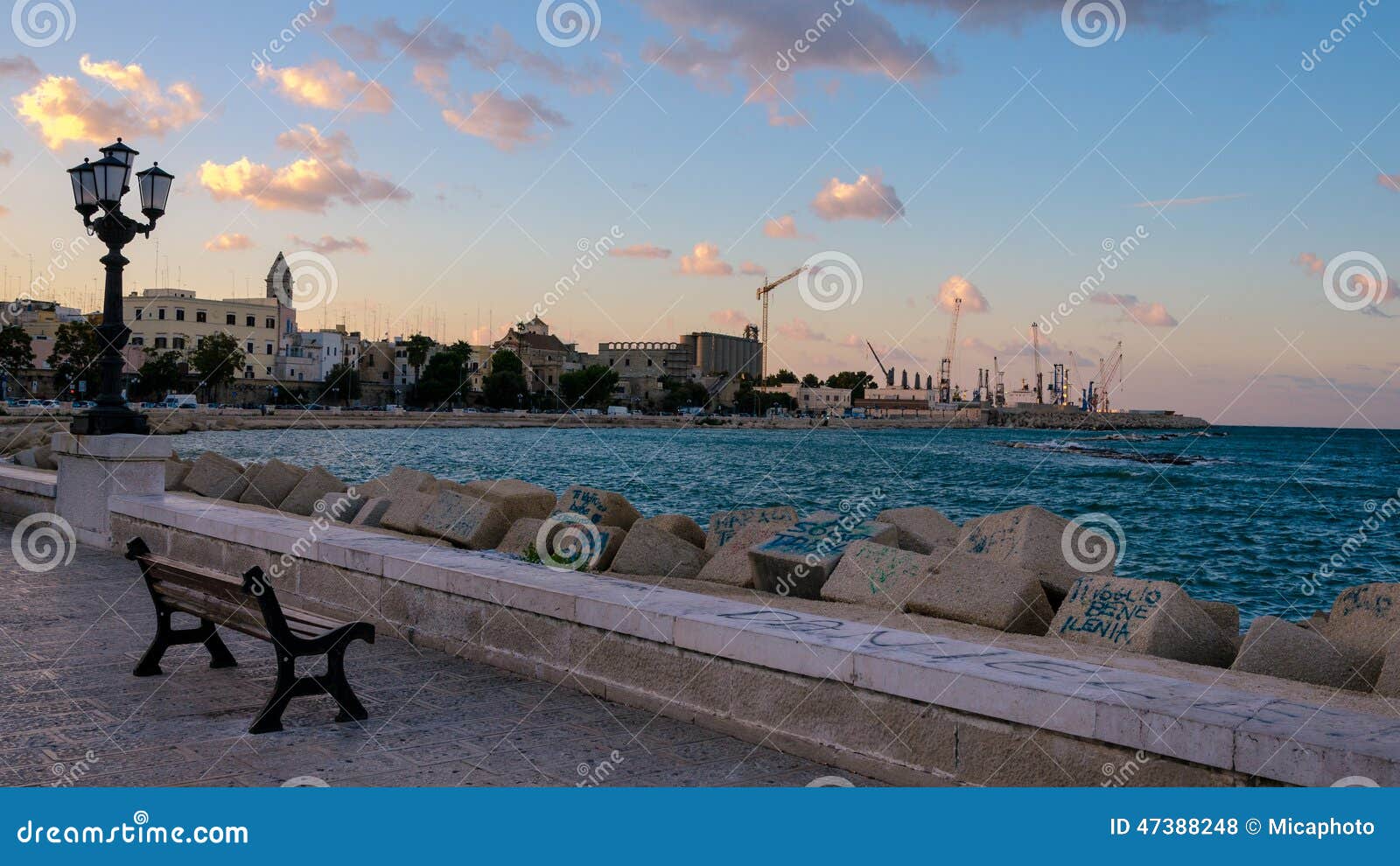 Bari-Küste (Apulien, Italien) Stockfoto - Bild von meer, tourismus ...