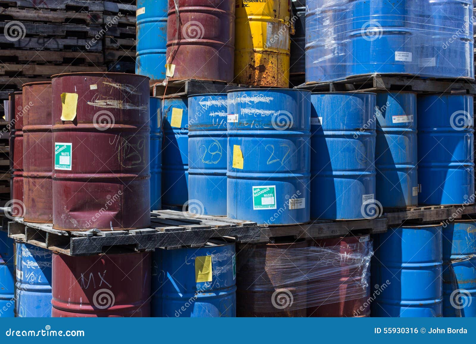 Barilotti D'acciaio Impilati Variopinti Fotografia Stock - Immagine di ...