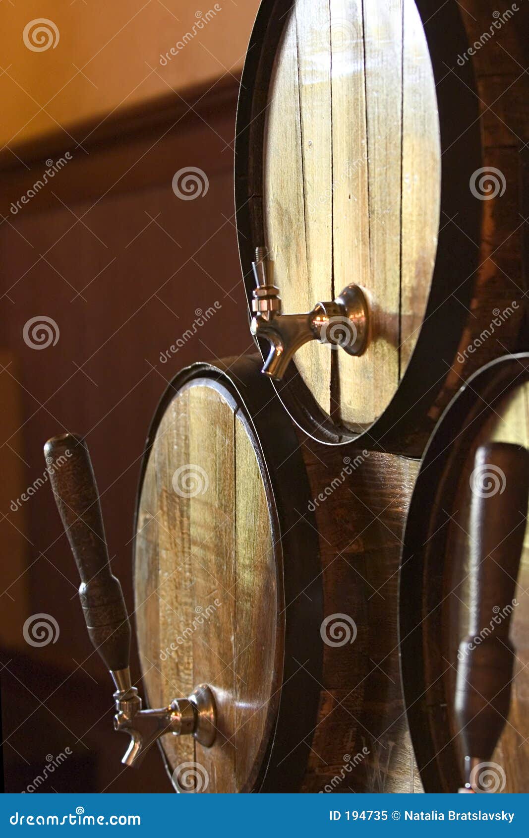 Barilotti di birra immagine stock. Immagine di quercia - 194735