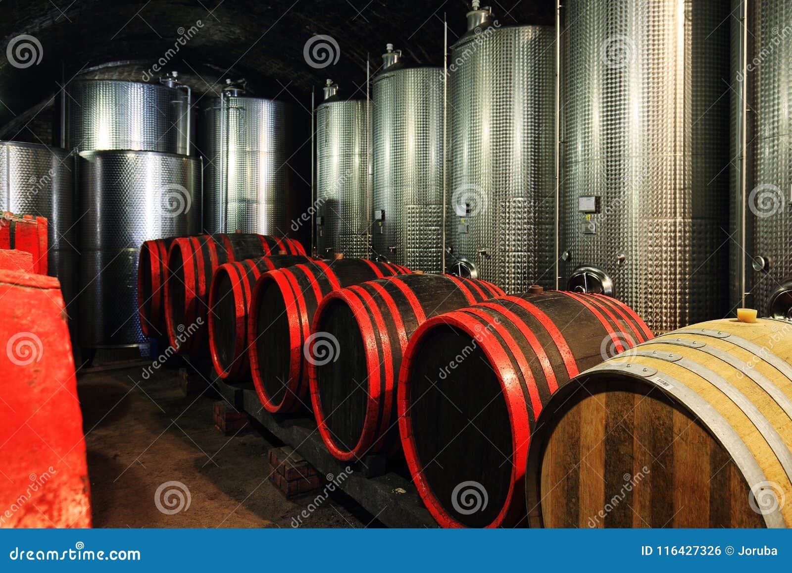 Barilotti di vino fotografia stock. Immagine di contenitore - 116427326