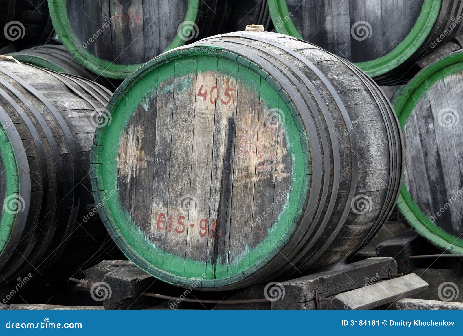 Barilotti di vino di legno immagine stock. Immagine di cremagliera ...