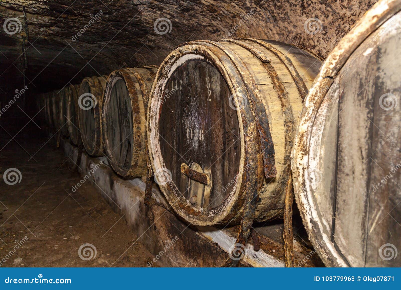 Barilotti Per Vino in Vecchie Cantine Immagine Stock - Immagine di ...