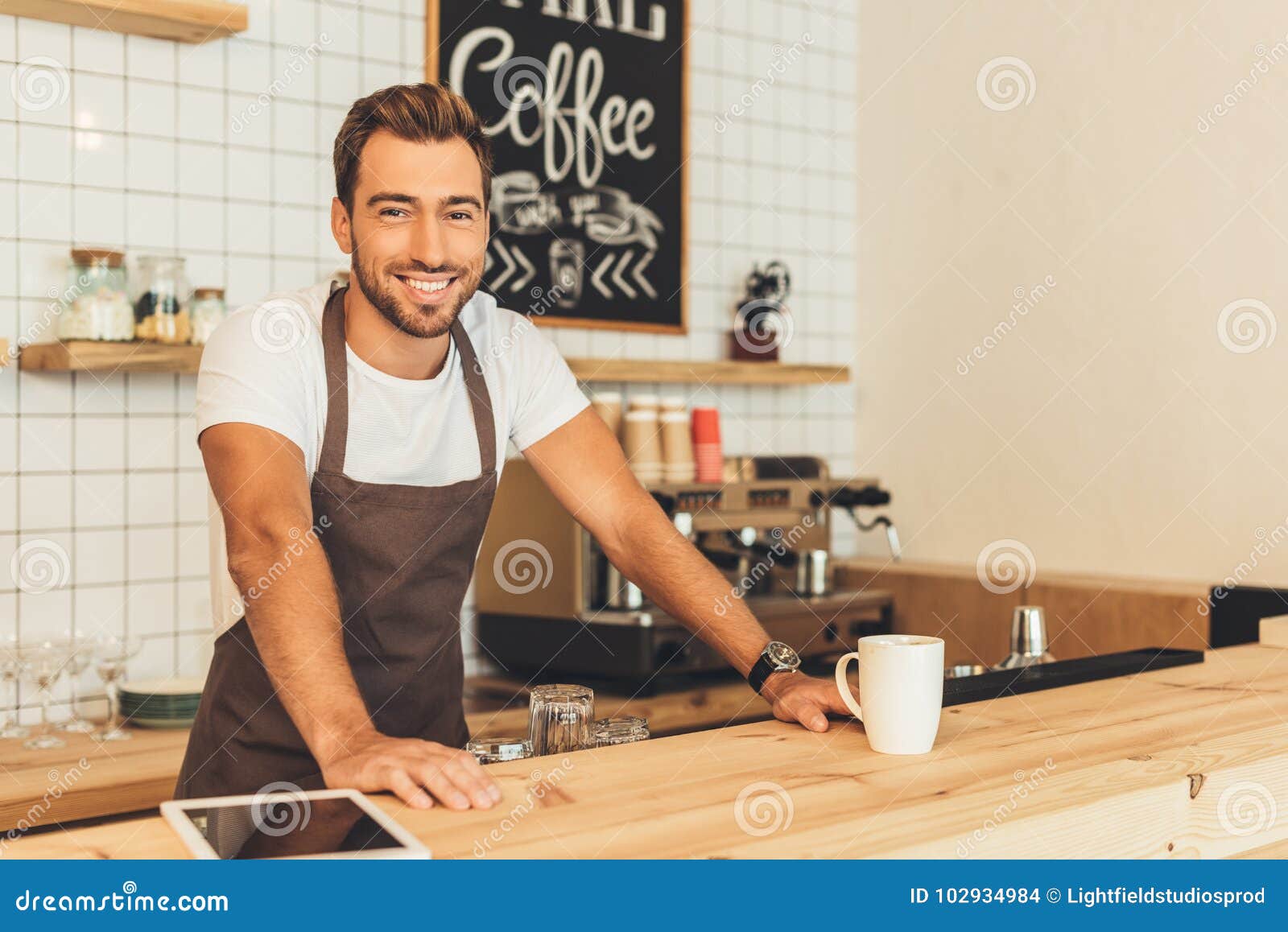 Barista foto de archivo. Imagen de ropas, trabajador - 102934984