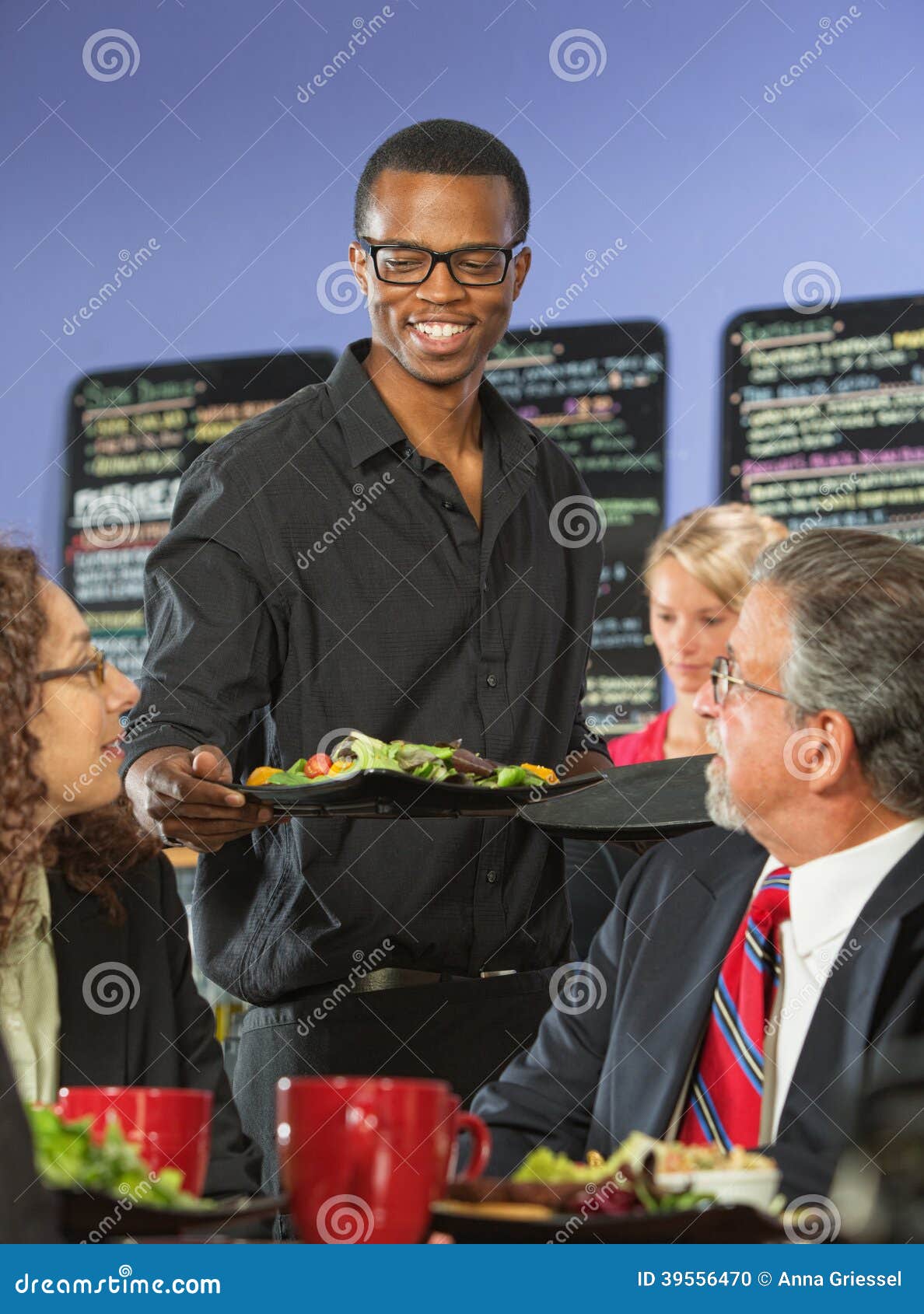 Barista Bringing Food stock foto. Image of uitvoerend - 39556470