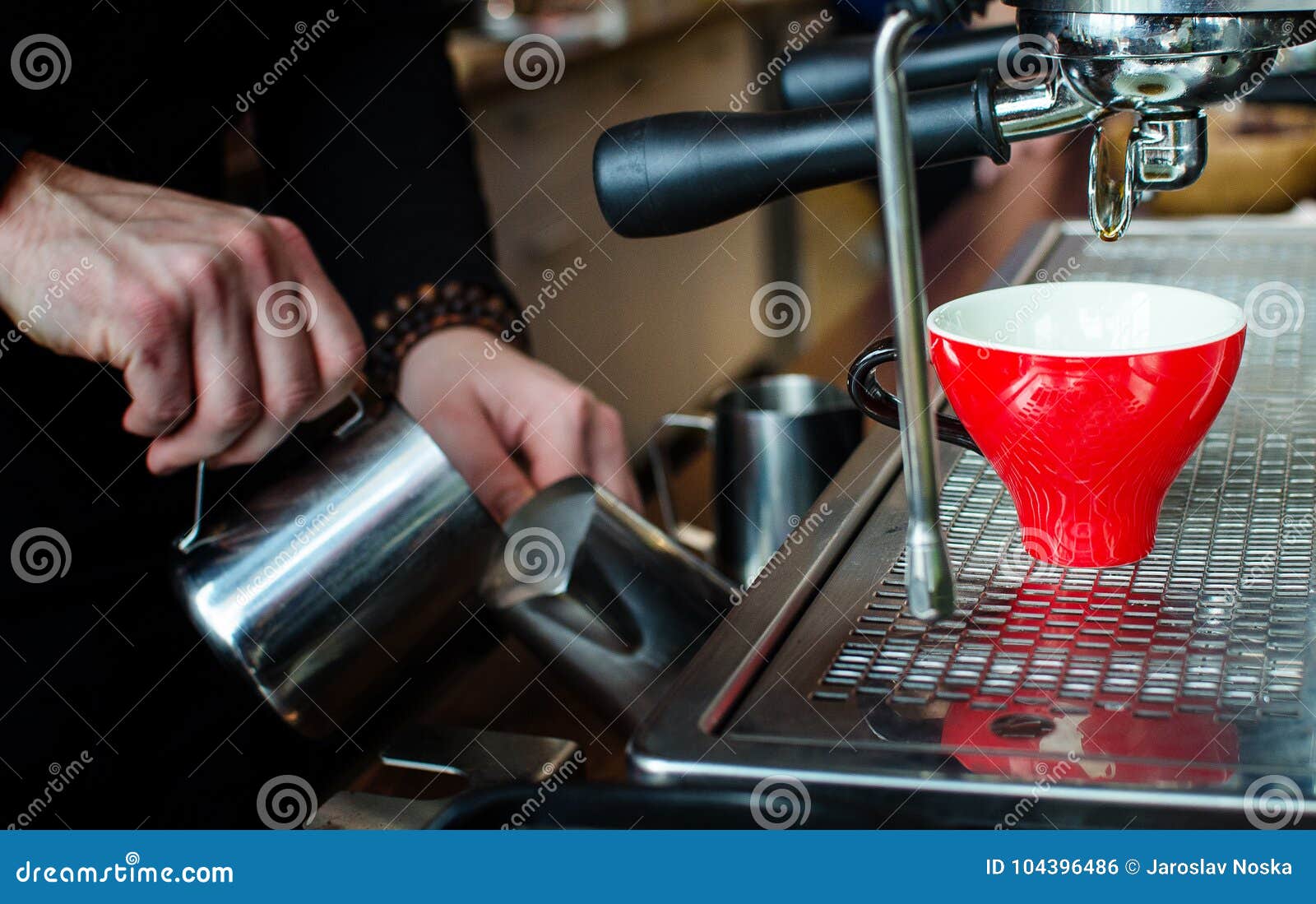 Barista Coffee Brewing fotografia stock. Immagine di fermentazione ...