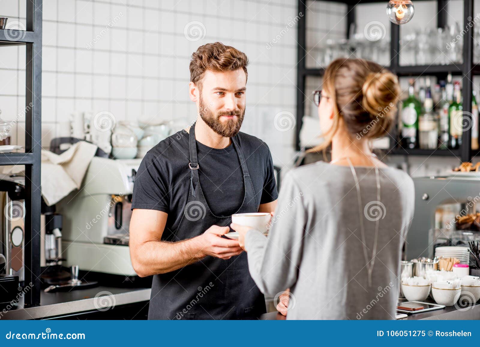 Barista Con El Cliente En El Café Imagen de archivo - Imagen de ...