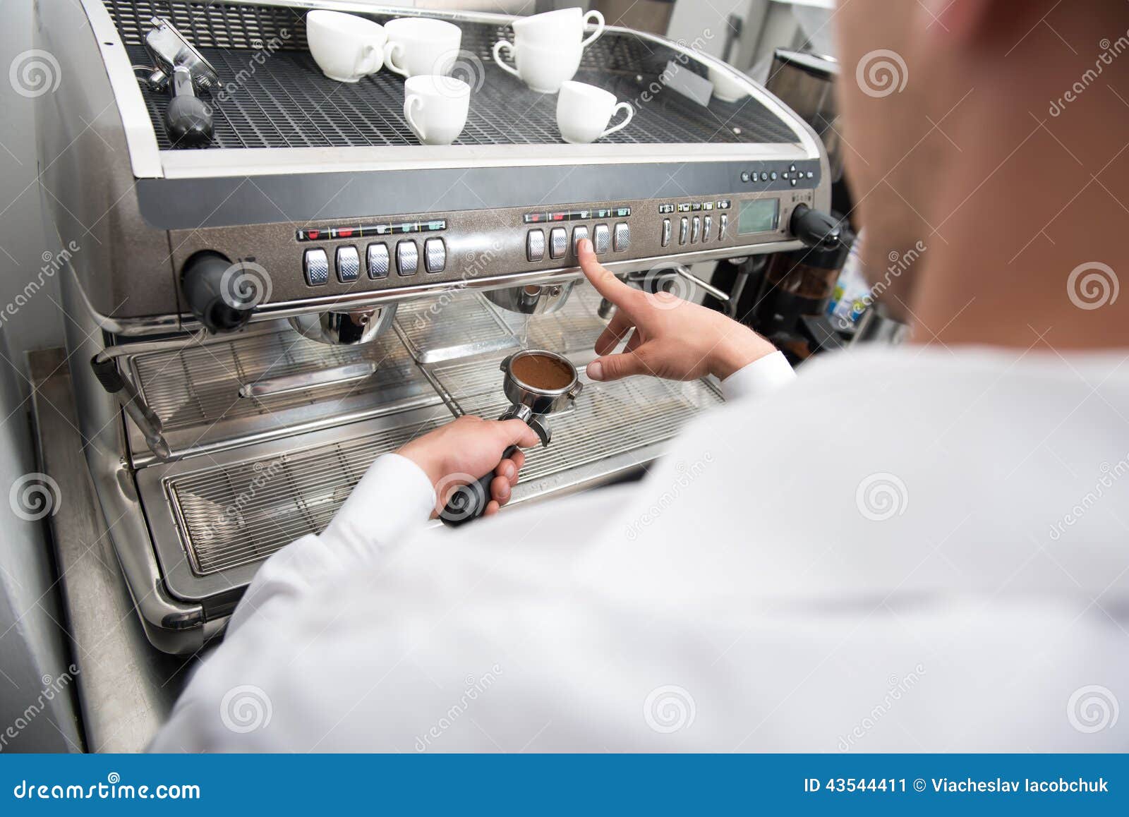 Barista, Das Ihren Kaffee Tut Stockbild - Bild von koffein, getränk ...
