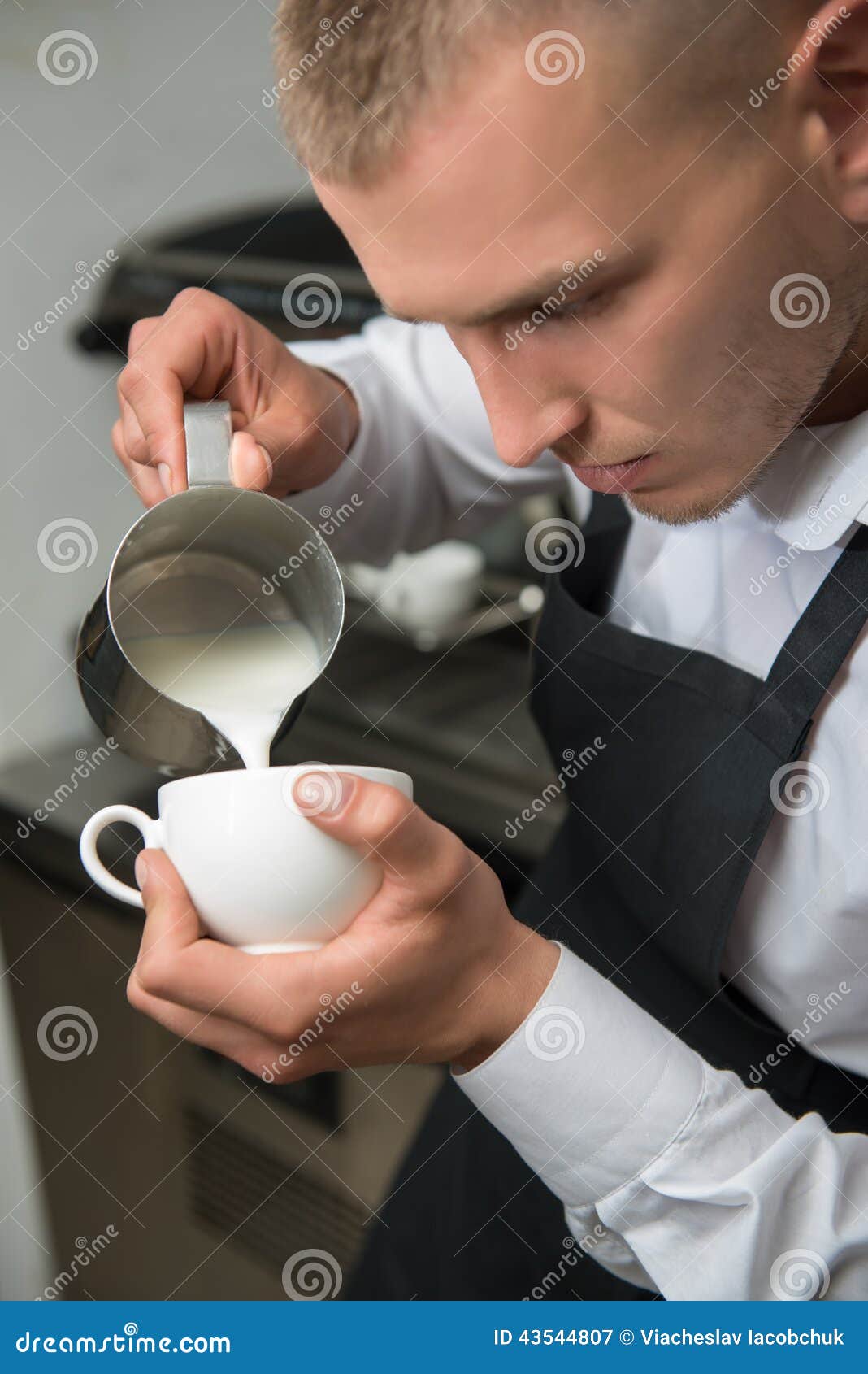 Barista, Das Ihren Kaffee Tut Stockbild - Bild von koffein, zufuhr ...