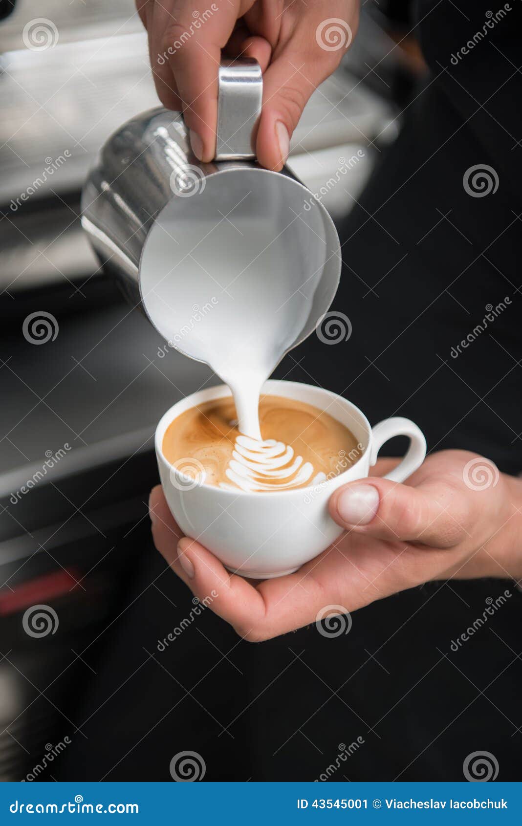 Barista, Das Ihren Kaffee Tut Stockbild - Bild von glas, industriell ...