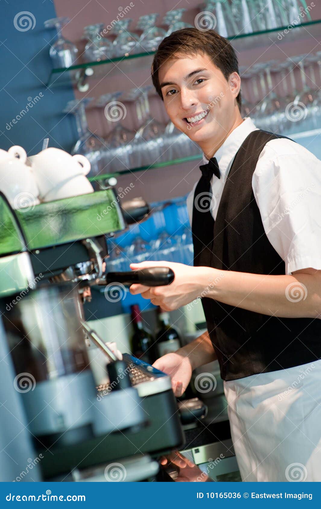 Barista, das Kaffee bildet stockfoto. Bild von mann, überzeugt - 10165036