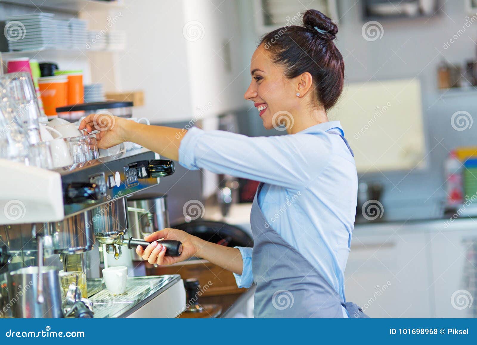 Barista, das Kaffee bildet stockfoto. Bild von ausgedrückt - 101698968