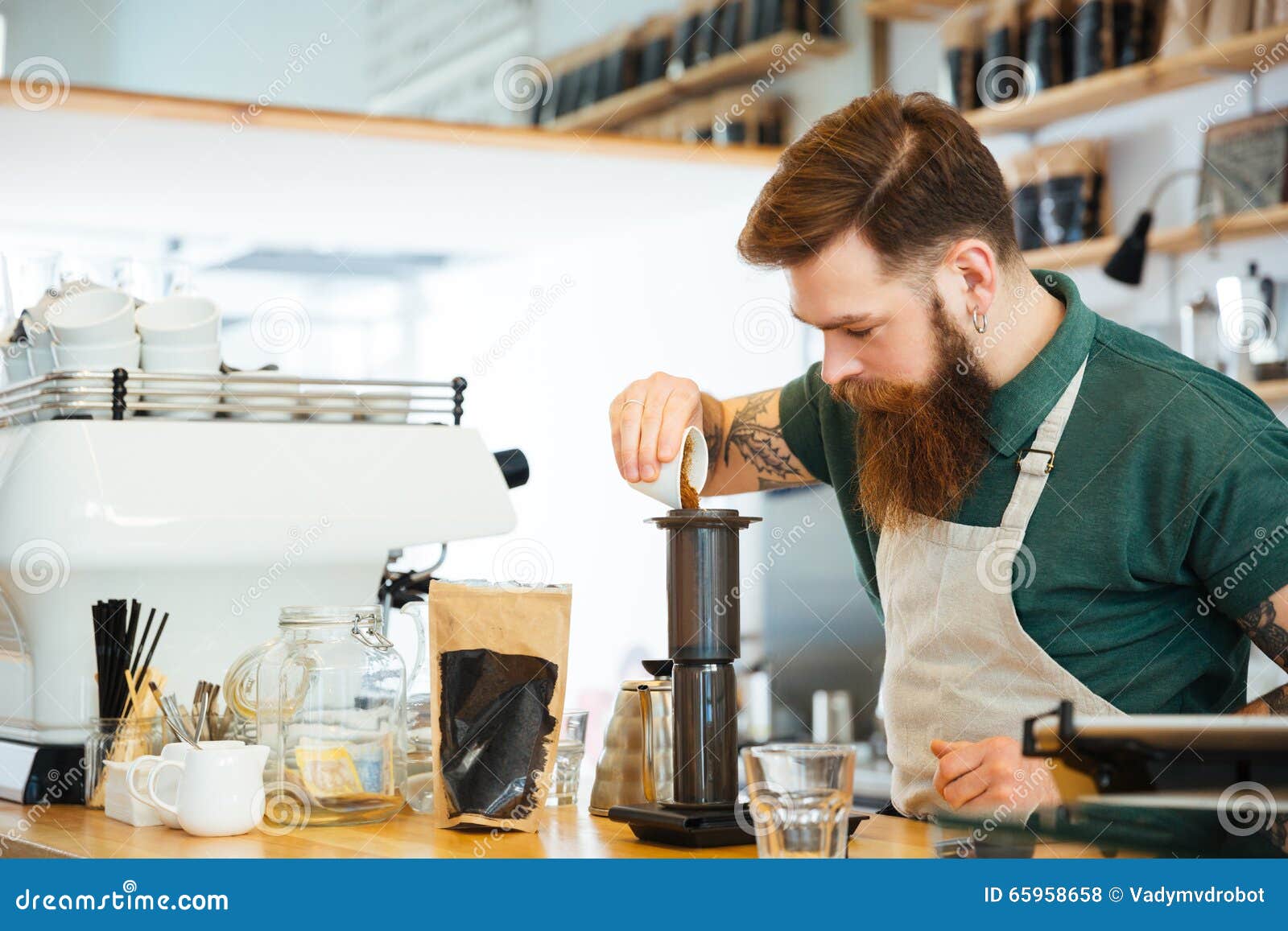 Barista, das Kaffee bildet stockfoto. Bild von freizeit - 65958658