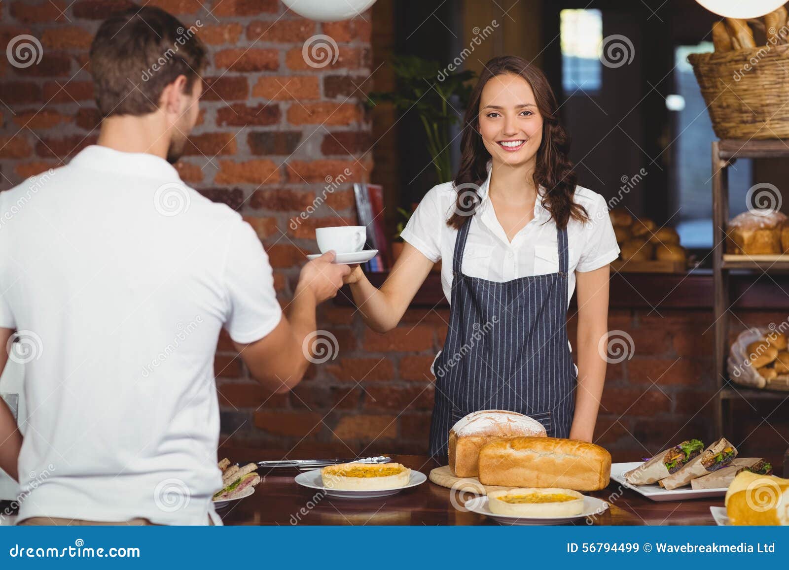 Barista De Sorriso Bonito Que Serve Um Cliente Imagem de Stock - Imagem ...