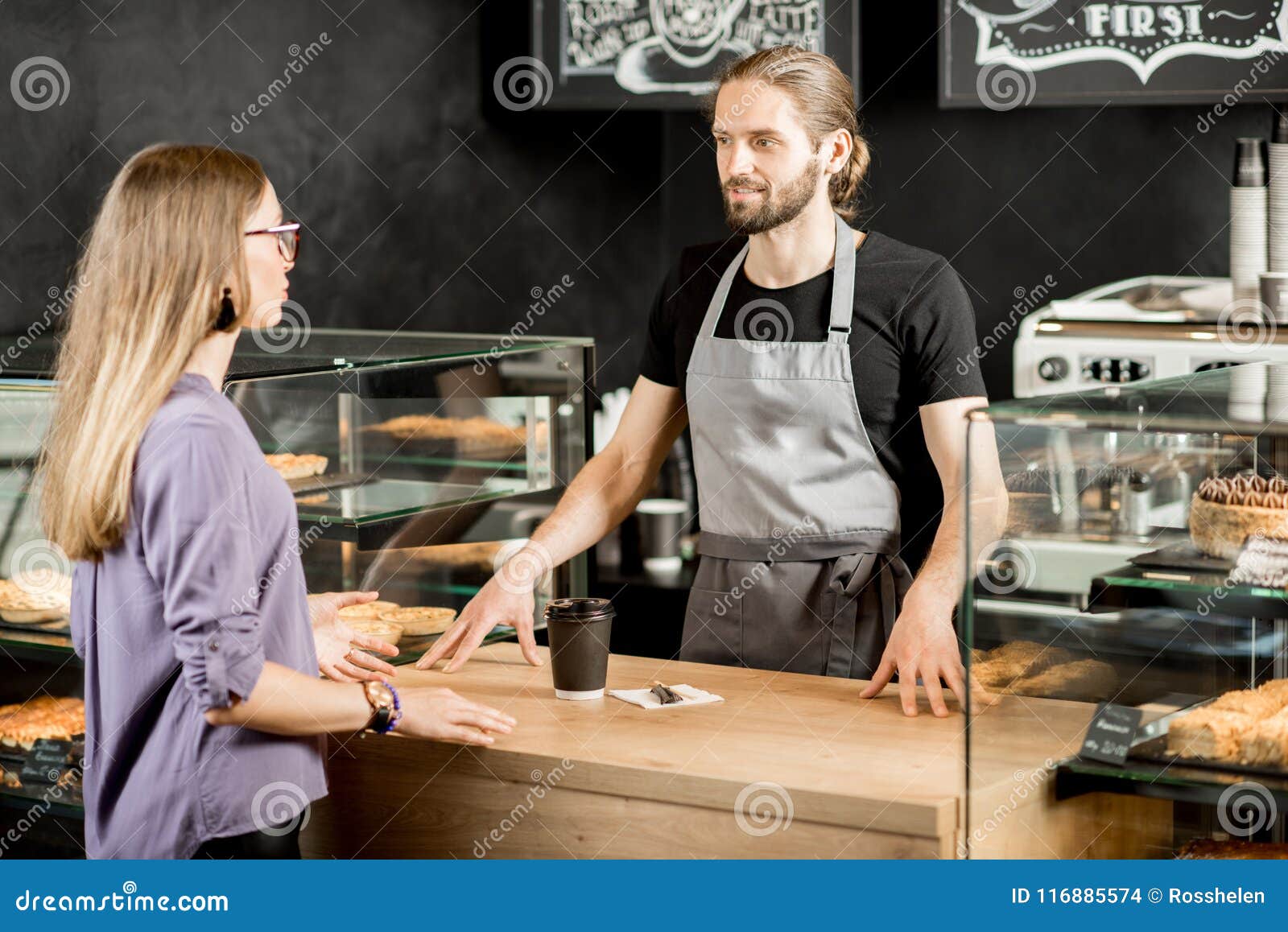 Barista E Cliente Da Mulher Na Cafetaria Foto de Stock - Imagem de ...