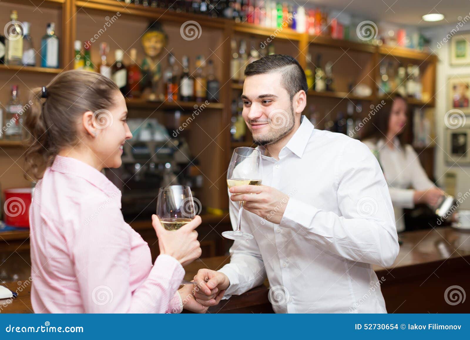 Barista E Due Clienti Al Contatore Fotografia Stock - Immagine di ...