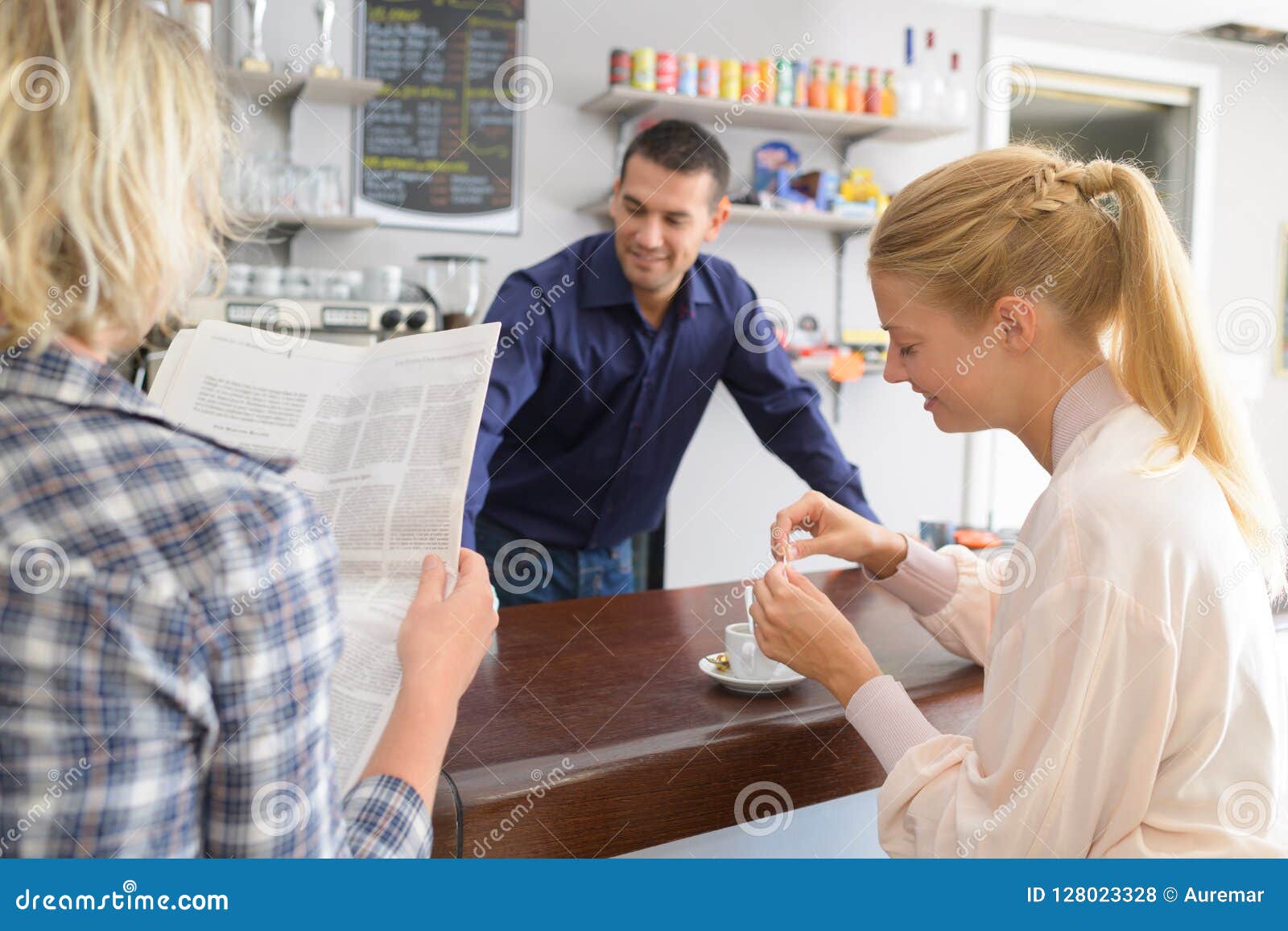 Barista E Due Clienti Al Contatore All'interno Fotografia Stock ...