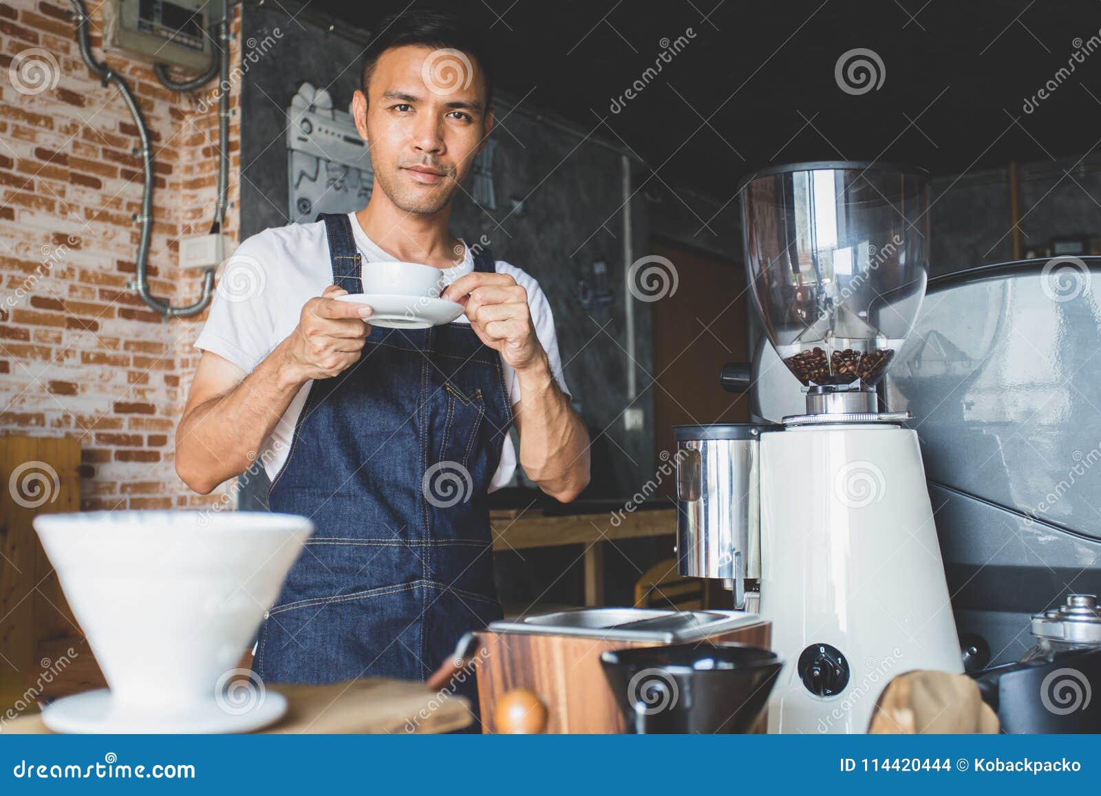 Barista-Kaffee stockfoto. Bild von attraktiv, kaffee - 114420444