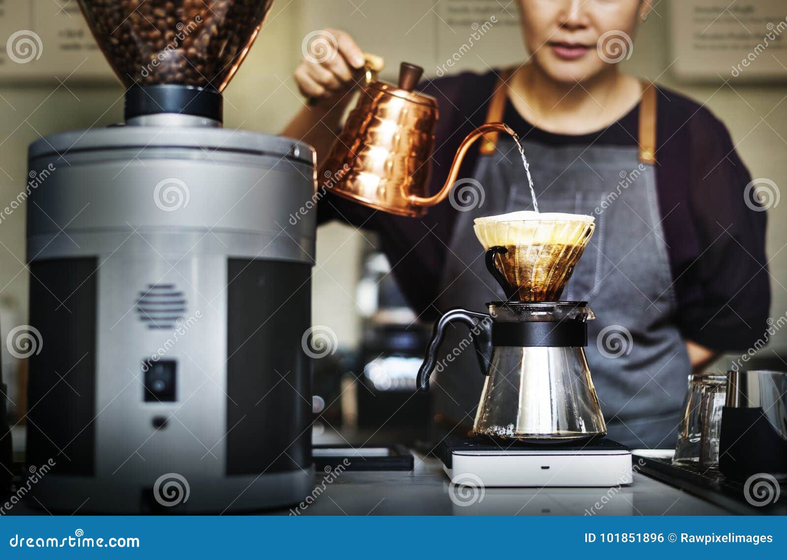 Barista macht Kaffee stockfoto. Bild von kaffee, funktion - 101851896