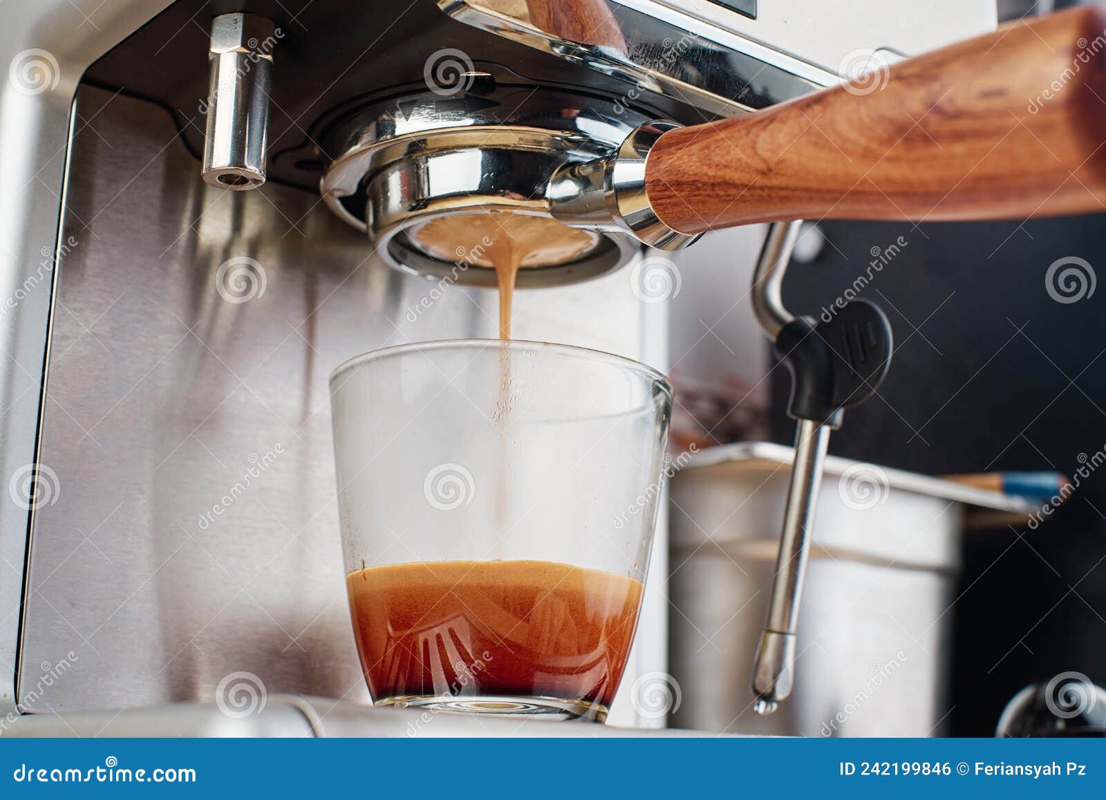 Making Coffee, Coffee Extraction Process Using Espresso Machine ...