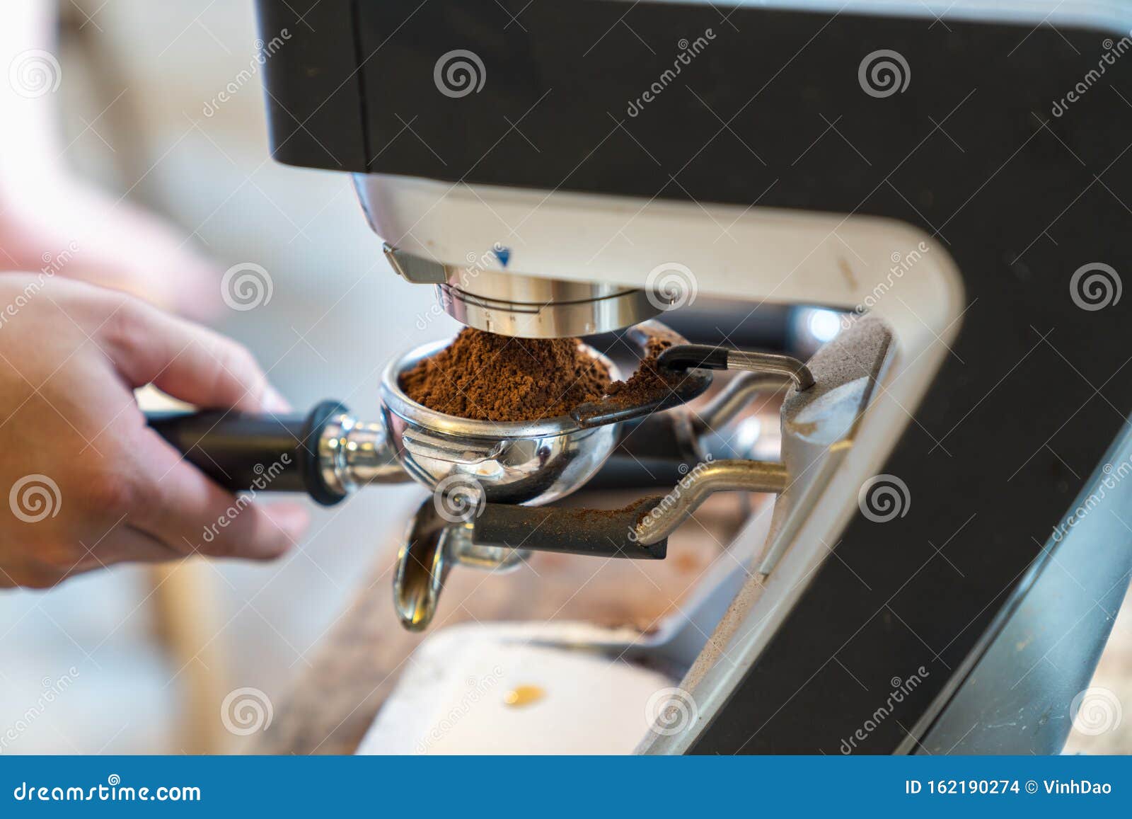 Barista Moler Granos De Café Con Cafetera Foto de archivo - Imagen de ...