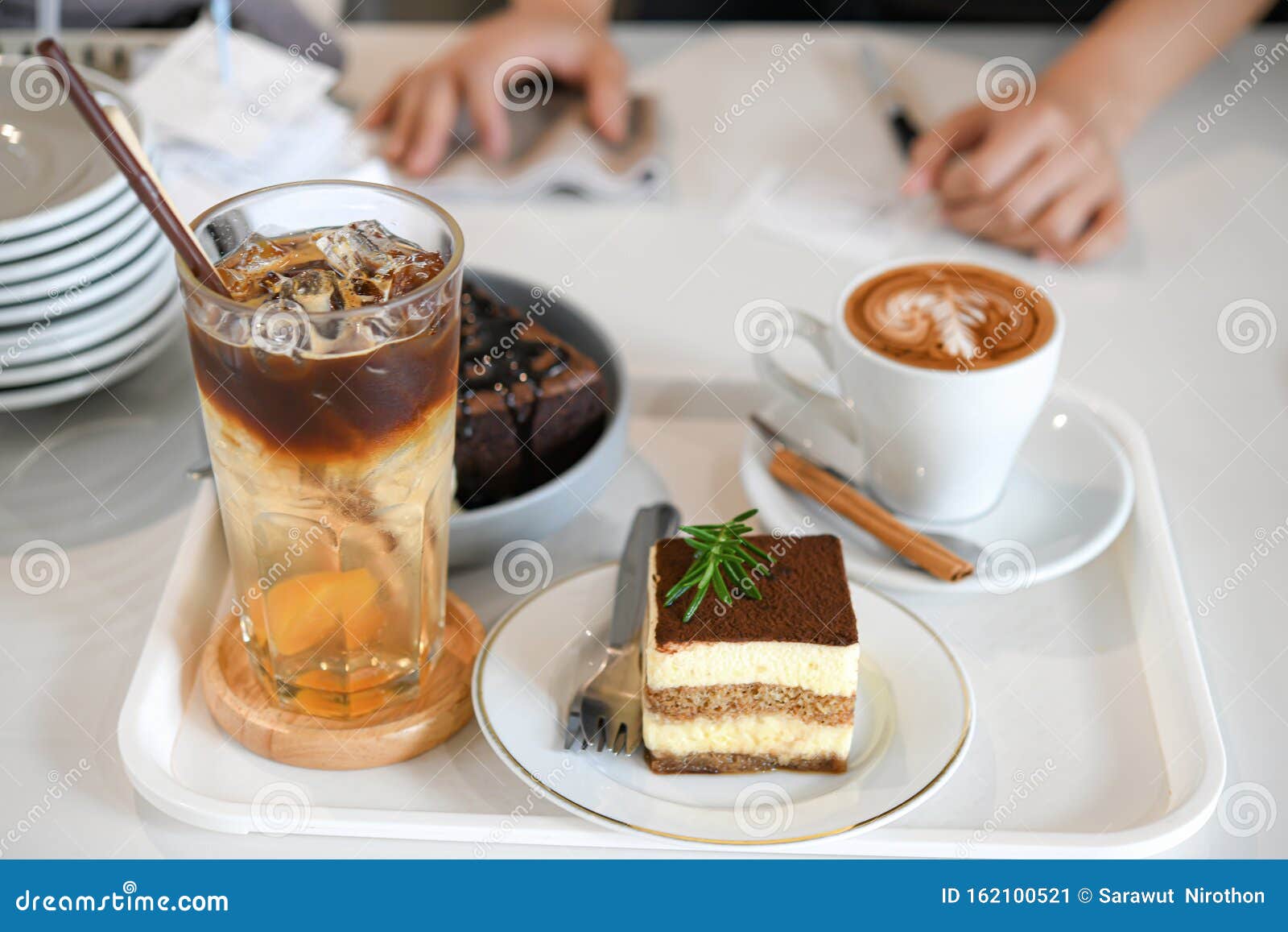 Barista Serverar Kaffe, Latte Och Kaka I En Vit Bricka Fotografering ...