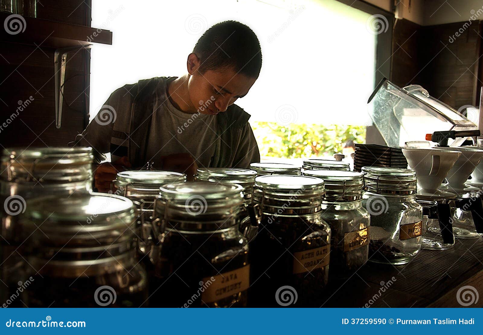Barista serving coffee editorial image. Image of restaurant - 37259590