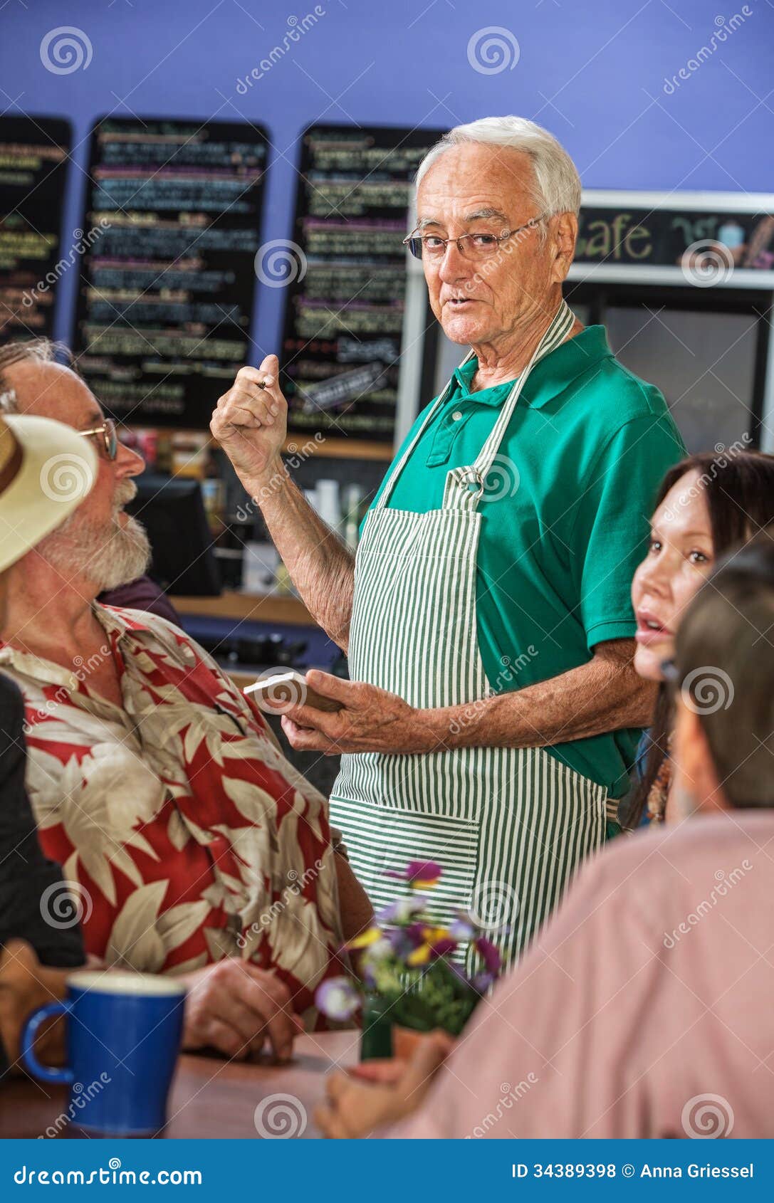 Barista Showing Customers Menu Fotografia Stock - Immagine di femmina ...