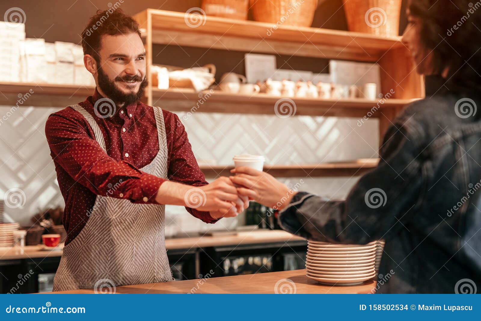 Barista Sonriente Dando Bebida Al Cliente Foto de archivo - Imagen de ...