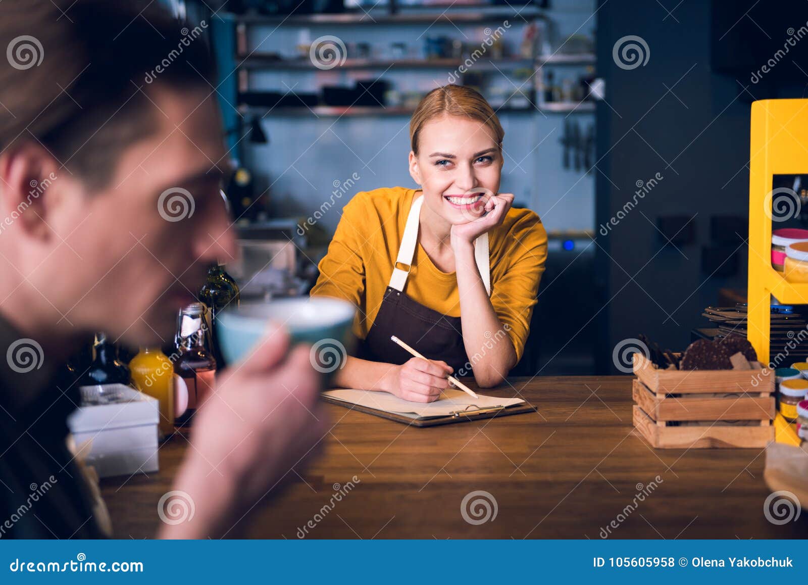 Barista Sonriente Que Mira En El Cliente Foto de archivo - Imagen de ...