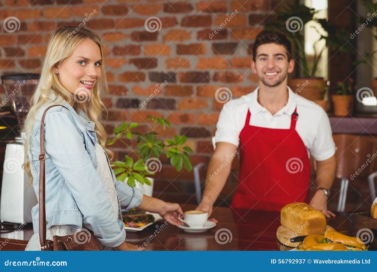 Barista Sonriente Que Sirve a Un Cliente Imagen de archivo - Imagen de ...