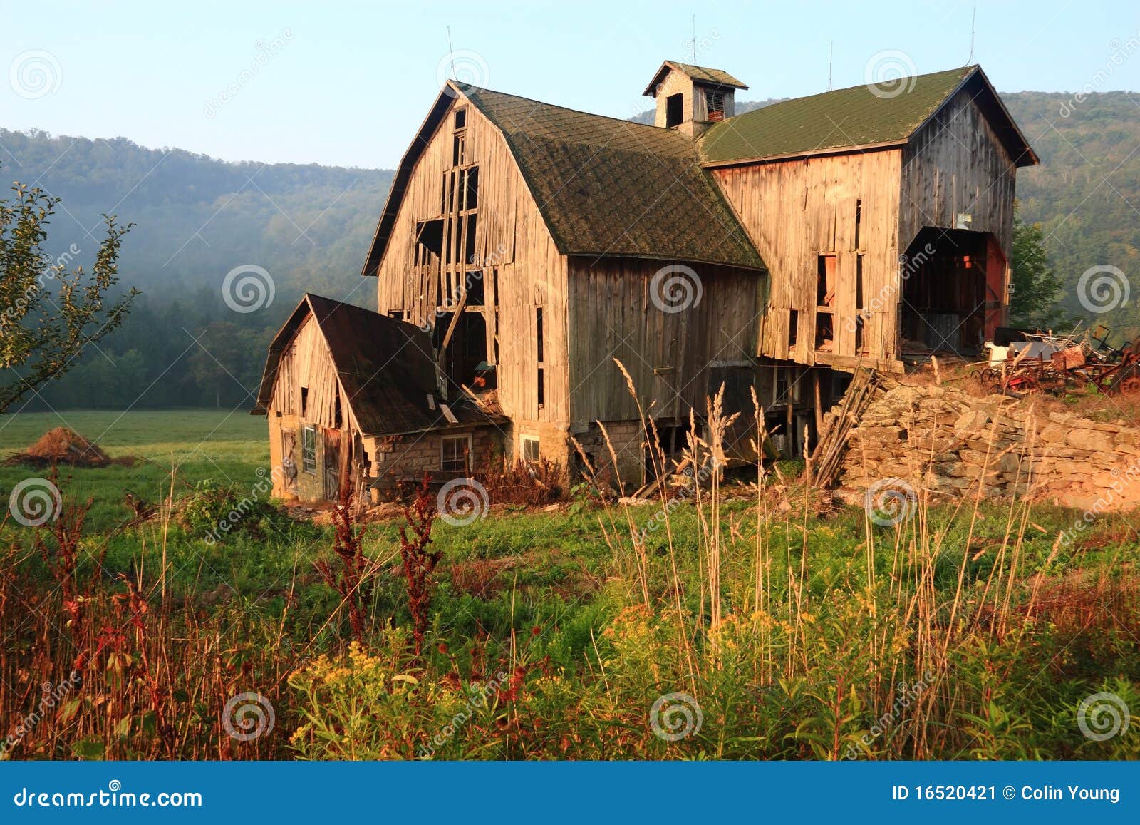 Barkaboom Barn in Fog stock image. Image of stone, building - 16520421