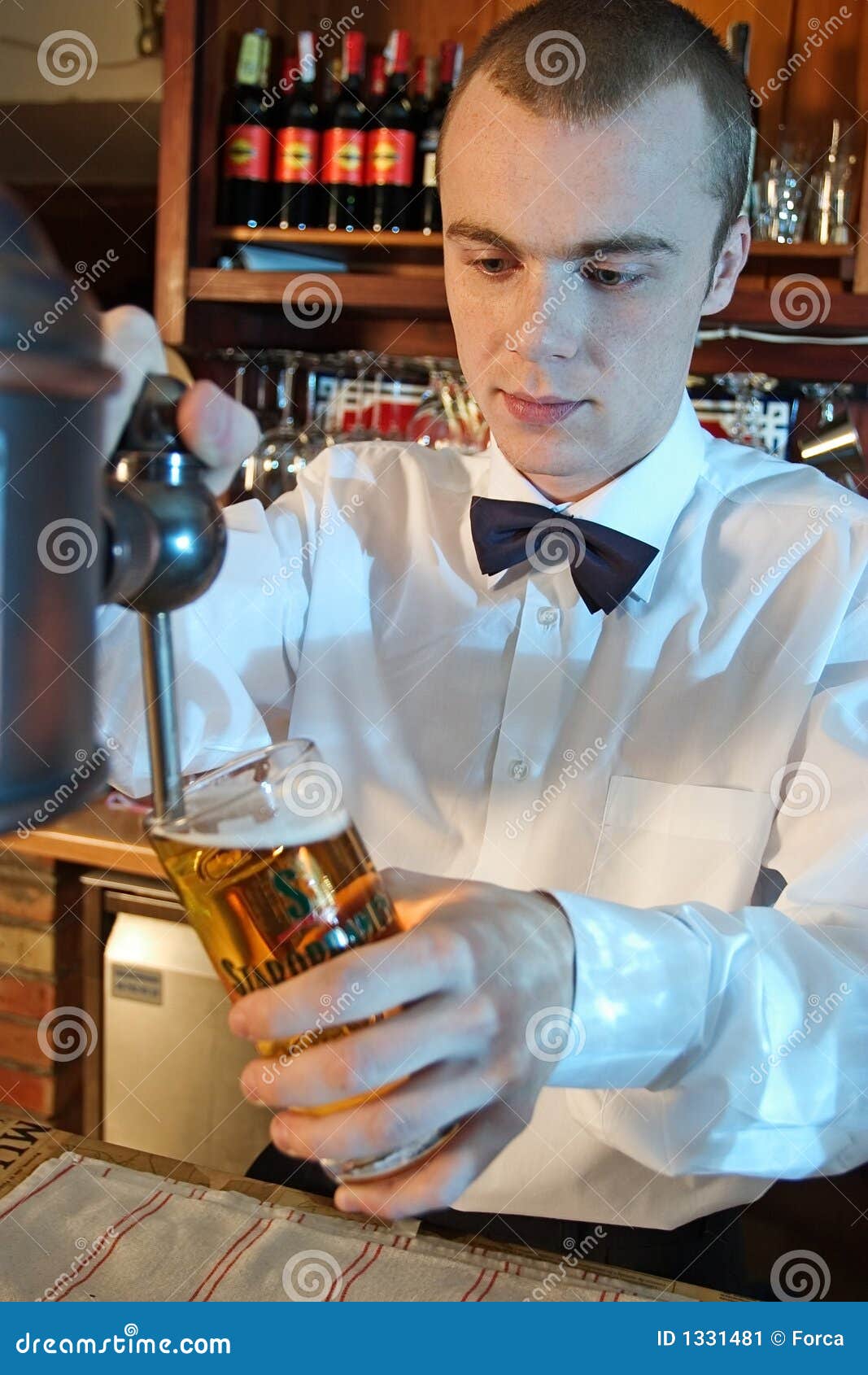 Barmann stockbild. Bild von clubbing, umhüllung, gaststätte - 1331481
