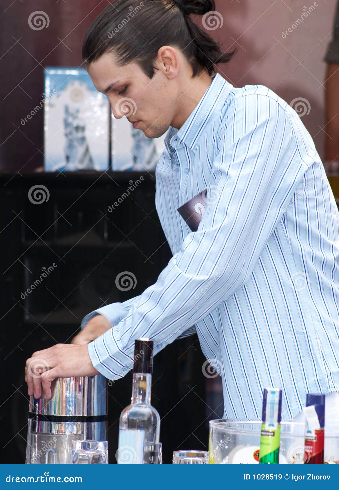 Barman image stock. Image du homme, verticale, novosibirsk - 1028519