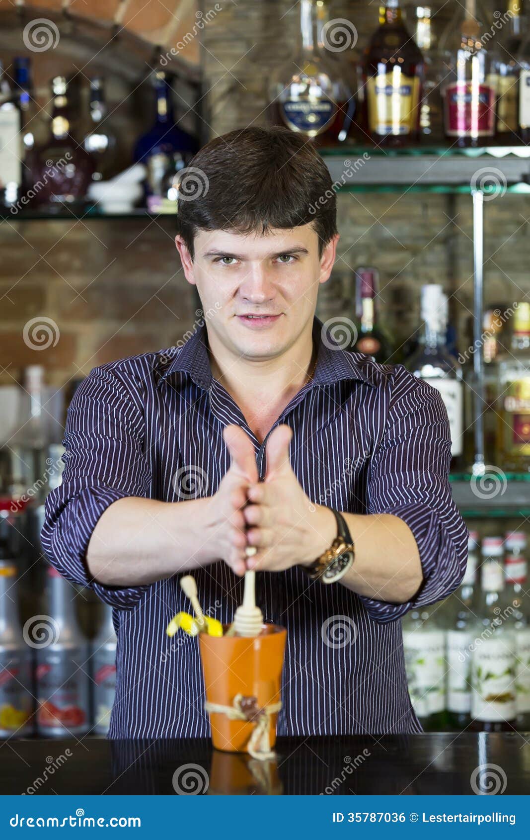 Barman photo stock. Image du nightlife, affaires, indoors - 35787036