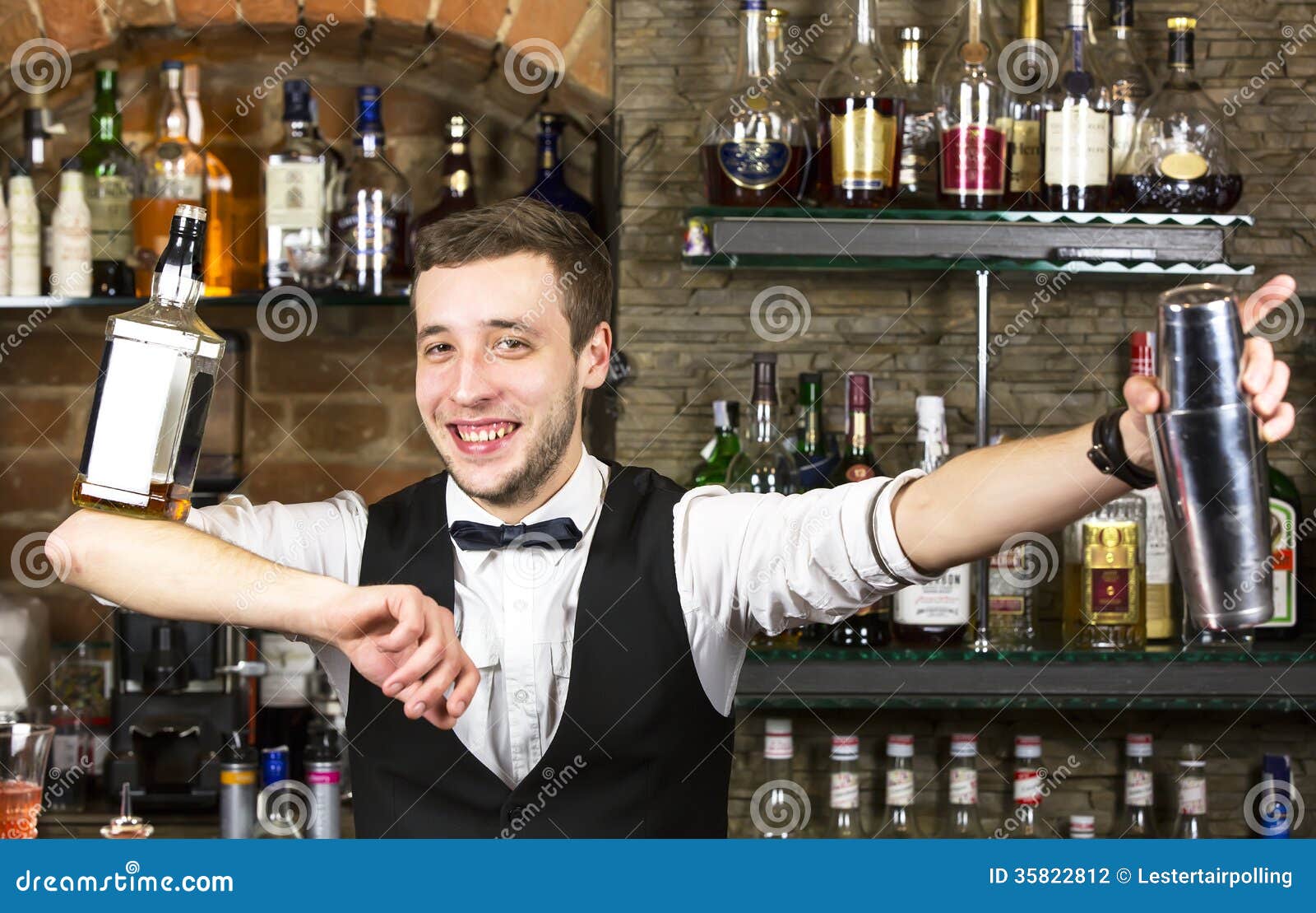 Barman foto de stock. Imagem de diferente, barbeiro, bebida - 35822812