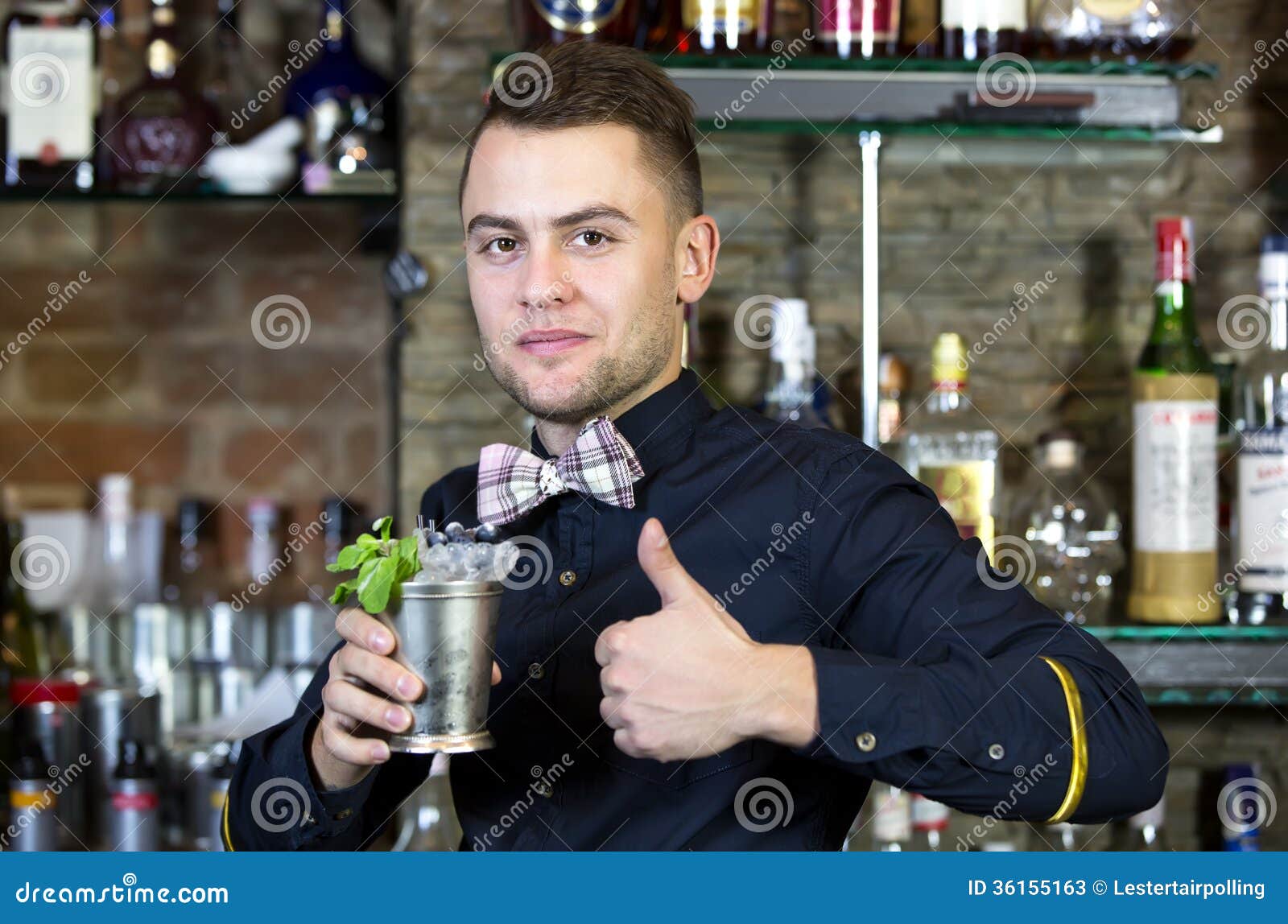 Barman image stock. Image du boisson, glaces, adulte - 36155163