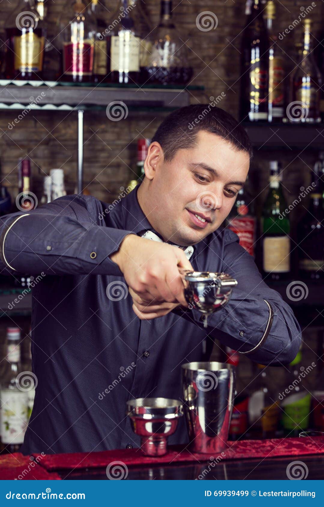 Barman stock afbeelding. Image of staaf, glazen, verschillend - 69939499