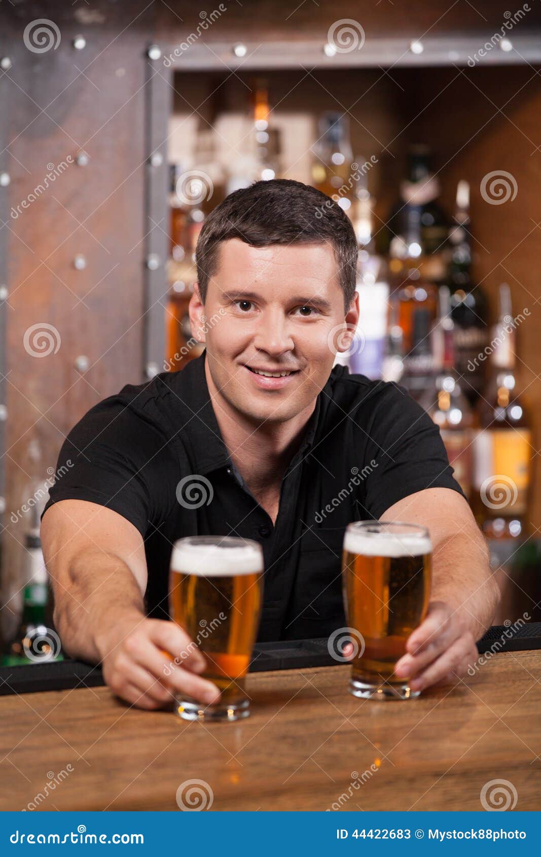 Barman Die Twee Glazen Bier Dienen Stock Afbeelding - Image of ...