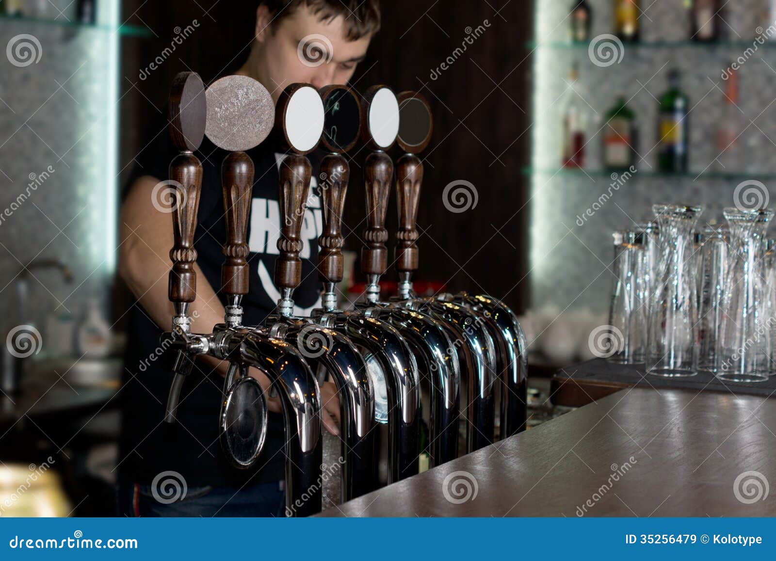 Barman Het Uitdelen Bier Van Het Vat Stock Afbeelding - Image of ...